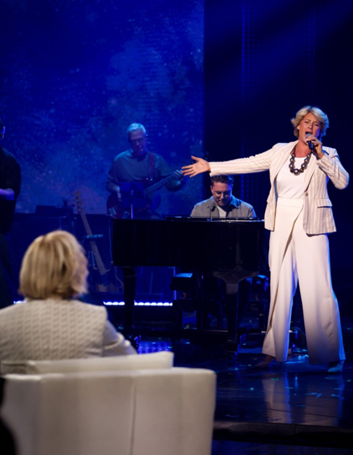 L'identité de la blonde de Sophie Thibault est dévoilée et elle est ...