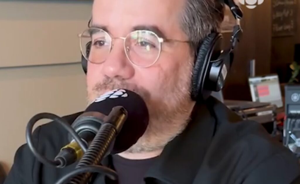 Jean-Sébastien Girard a subi un accident au visage et montre le ...